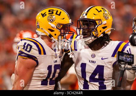 LSU tight end Bauer Sharp (10) celebrates after his first down against ...