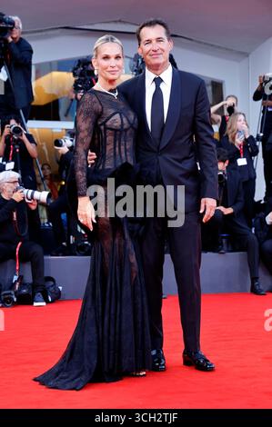 Molly Sims mit Ehemann Scott Stuber bei der Verleihung der 83. Golden ...