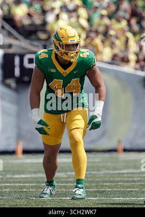 Oregon linebacker Teitum Tuioti (44) bats away a pass from Washington ...