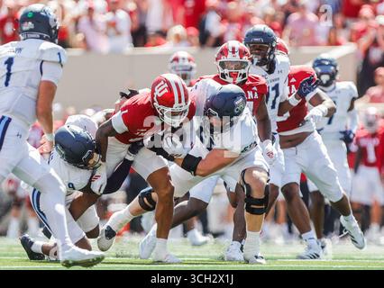 Indiana running back Roman Hemby (1) runs against Illinois linebacker ...