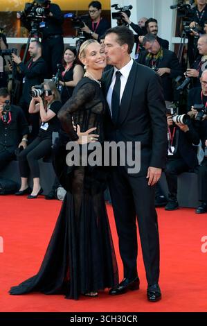 Molly Sims mit Ehemann Scott Stuber bei der Verleihung der 83. Golden ...