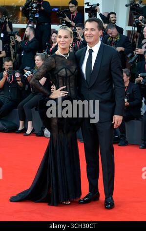 Molly Sims mit Ehemann Scott Stuber bei der Verleihung der 83. Golden ...