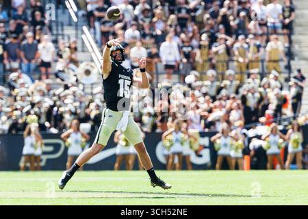Purdue quarterback Ryan Browne (15) makes a pass during an NCAA college ...