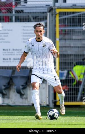 Teoman Akmestanli (SVS, 23), am Ball, Freisteller, Ganzkörper ...