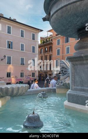 PIAZZA SANTA MARIA IN TRASTEVERE, ROME Stock Photo - Alamy