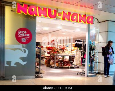 NANU-NANA Filiale - gesehen am 18.08.2025 im Leine Center Han.-Laatzen *** NANU NANA store seen ...