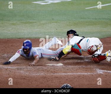 Texas Rangers shortstop Ezequiel Duran reaches out to field a ground ...
