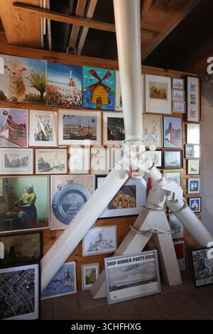 Traditional Dutch windmill on Aelbrechtskolk canal, Korenmolen de ...