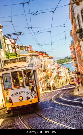 Historische Straßenbahn in Lissabon Portugal. Archivfoto vom Mai 2000 ...