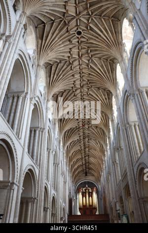 Norwich cathedral cloisters statues in recess Stock Photo - Alamy