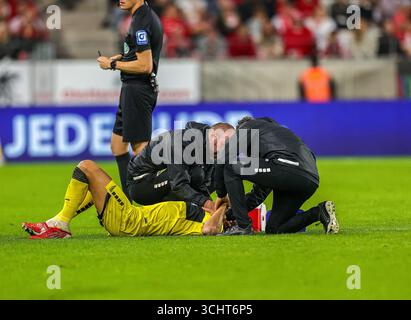 Sasa Strujic (Alemannia Aachen, 5) on the ball, game scene, cutout ...