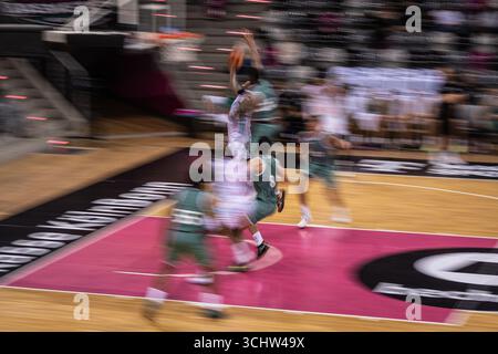 Jeff Garrett (Telekom Baskets Bonn #4) zieht zum Korb -- Testspiel ...