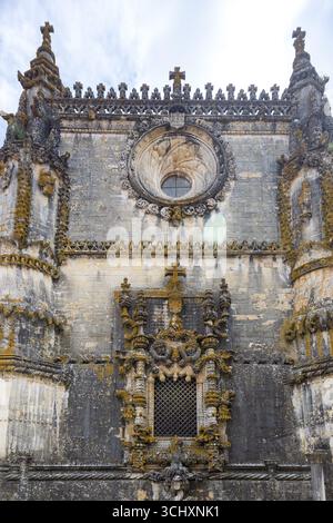 Manueline window with seafaring motifs and the Order of the Cross ...