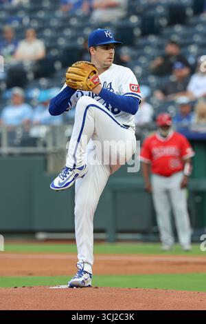 Kansas City Royals' Ryan Bergert pitches in the first inning of a ...