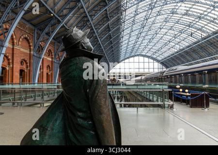 The statue of the late Poet Laureate Sir John Betjeman at St Pancras ...