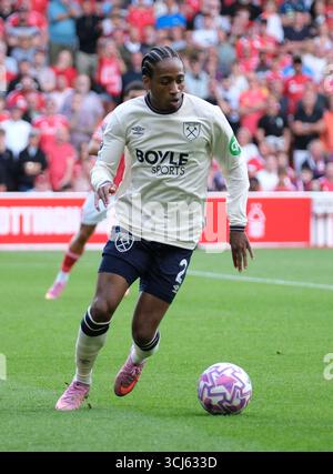 Kyle Walker Peters (2 West Ham) challenged by Yeremy Pino (10 Crystal ...