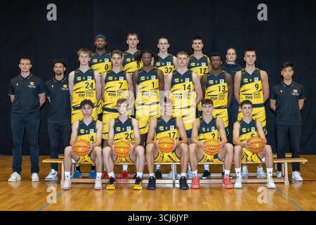 Headcoach von MHP Riesen Ludwigsburg zeigt Emotionen an der Seitenlinie ...