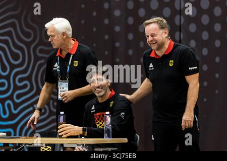 Alex Mumbru (Bundestrainer Deutschland) mit Pokal, Gold Medaille, l ...
