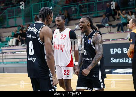 Jonathan Stove (Fitness First Würzburg Baskets, 22), Isiaha Mike (FC FC ...