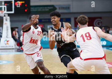 Jonathan Stove (Fitness First Würzburg Baskets, 22), Isiaha Mike (FC FC ...