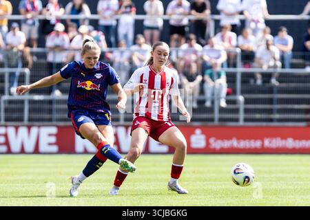 Marleen Schimmer (RB Leipzig Frauen, #14) stolpert ueber Vanessa Gilles (FC Bayern Frauen, #02 ...