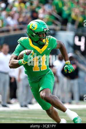 Oregon wide receiver Jeremiah McClellan (11) and Oregon wide receiver ...