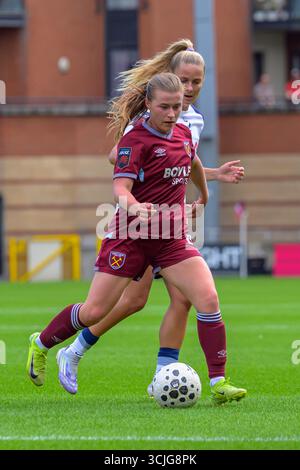 Oona Siren (4 West Ham United) Passes the ball during the Barclays FA ...