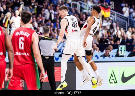 Andreas Obst (Deutschland, 42) und Justus Hollatz (Deutschland, 21) klatschen ab FIBA EuroBasket ...