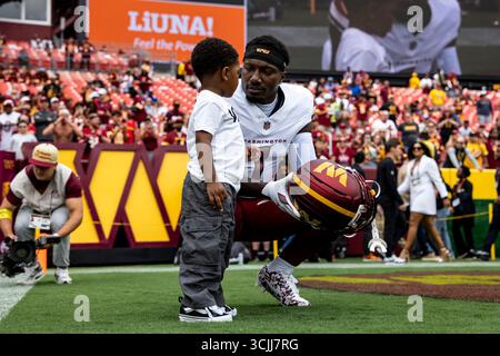 Washington Commanders wide receiver Deebo Samuel Sr., (1) warms up ...