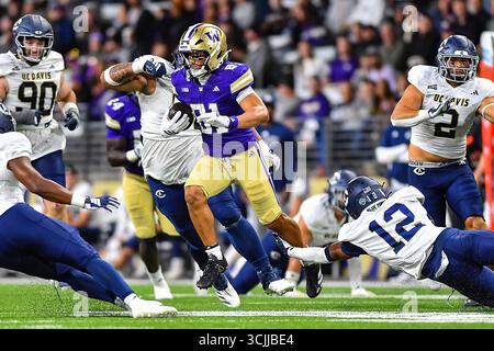 Washington wide receiver Dezmen Roebuck (81) makes a touchdown catch as ...