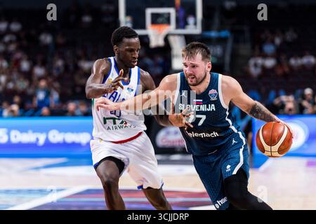 Luka Doncic (Slowenien, 77) am Ball, Isaac Bonga (Deutschland, 0) verteidigt FIBA EuroBasket ...