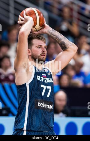 Luka Doncic (Slowenien, 77) am Ball, Isaac Bonga (Deutschland, 0) verteidigt FIBA EuroBasket ...