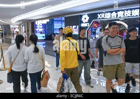 A general view showing the a Meituan delivery driver waiting the order ...