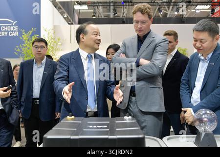 Zeng Yuqun von CATL im Gespräch auf IAA Mobility Zeng Yuqun von CATL im ...