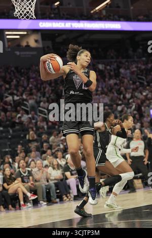 Golden State Valkyries forward Janelle Salaun (13) drives to the basket ...