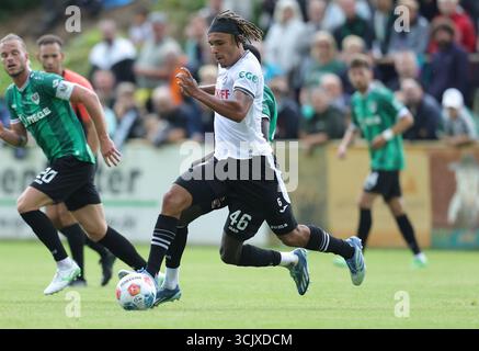 Joshua Eze (SC Verl, #06) GER, SC Verl vs. Rot-Weiss Essen, Soccer, 3rd ...