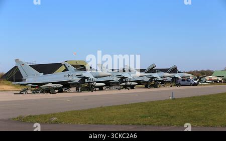 Deutsche Kampfjets vom Typ Eurofighter des Taktischen ...