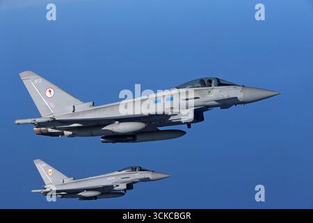 Zwei Kampfflugzeuge der britischen Luftwaffe Royal Air Force RAF vom ...
