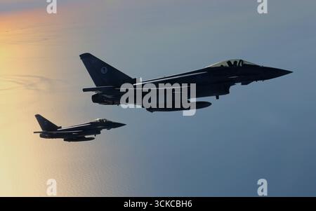 Zwei Kampfflugzeuge der britischen Luftwaffe Royal Air Force RAF vom ...