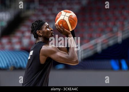 Isaac Bonga (Deutschland, 0) im Wurf, Luka Doncic (Slowenien, 77) FIBA EuroBasket 2025 ...