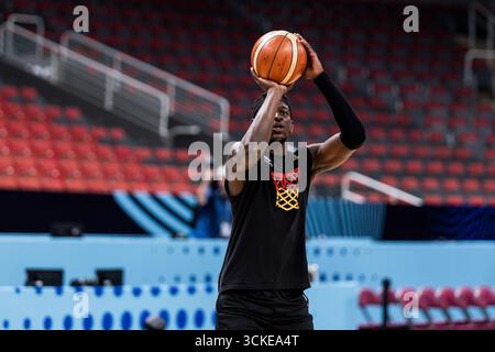 Isaac Bonga (Deutschland, 0) im Wurf, Luka Doncic (Slowenien, 77) FIBA EuroBasket 2025 ...
