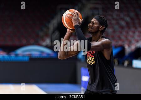Isaac Bonga (Deutschland, 0) im Wurf, Luka Doncic (Slowenien, 77) FIBA EuroBasket 2025 ...
