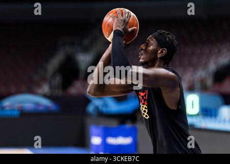 Isaac Bonga (Deutschland, 0) im Wurf, Luka Doncic (Slowenien, 77) FIBA EuroBasket 2025 ...