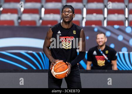 Isaac Bonga (Deutschland, 0) im Wurf, Luka Doncic (Slowenien, 77) FIBA EuroBasket 2025 ...