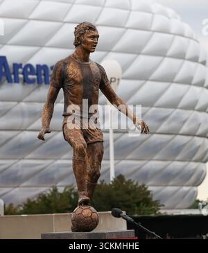 Muenchen, Deutschland. 12th Sep, 2025. Eine Statue als Denkmal an Franz ...