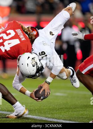 Colorado quarterback Ryan Staub (16) warms up before an NCAA college ...