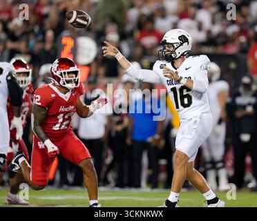 Colorado quarterback Ryan Staub (16) warms up before an NCAA college ...