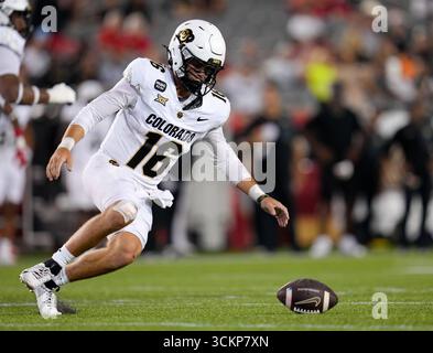 Colorado quarterback Ryan Staub (16) warms up before an NCAA college ...