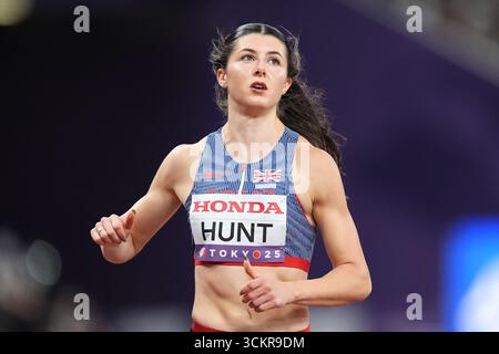 second Amy hunt of Great Britain celebrating and shwoing her silver ...