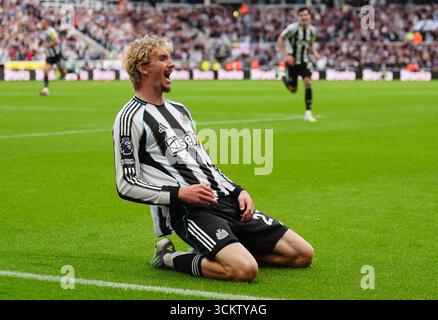 Newcastle United's Nick Woltemade celebrates scoring their side's first ...